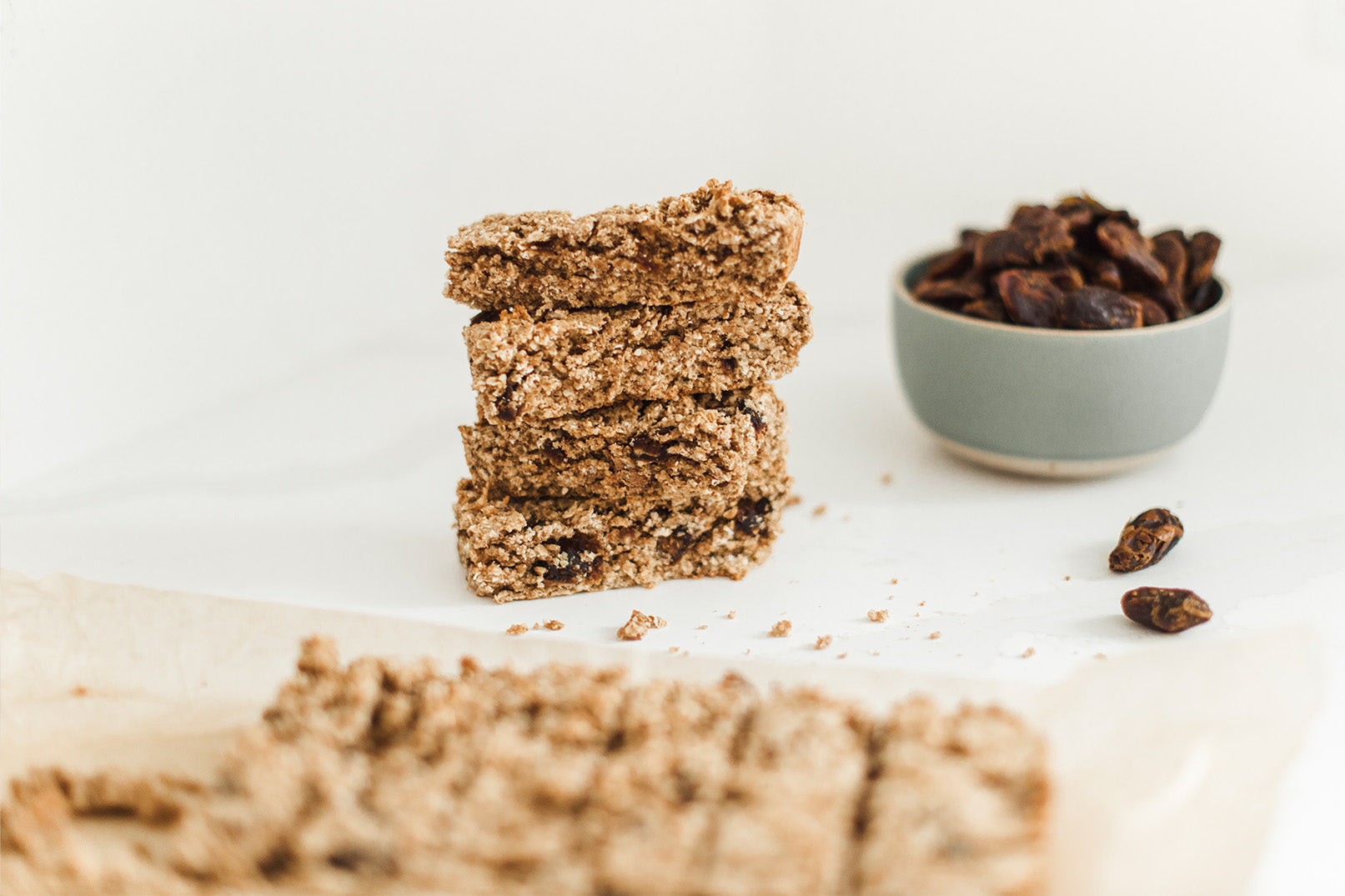 Chewy almond, yogurt and date bars – Belles Combines
